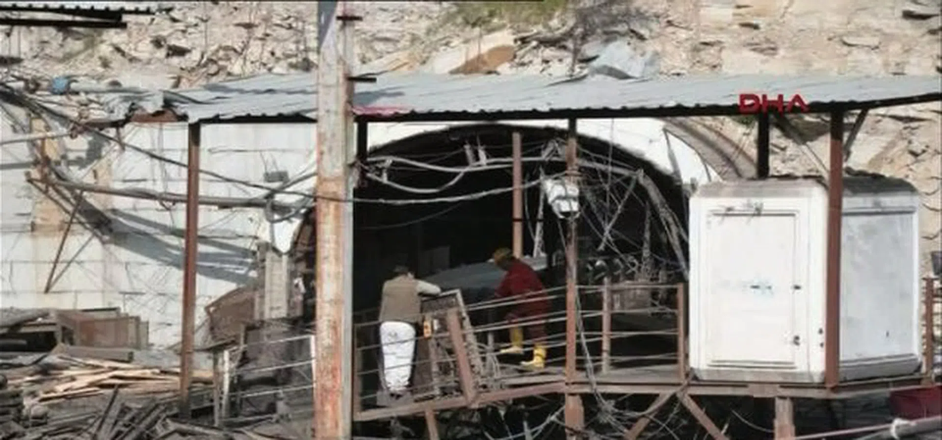 200 жертви на експлозия и пожар в турска мина Profit Bg