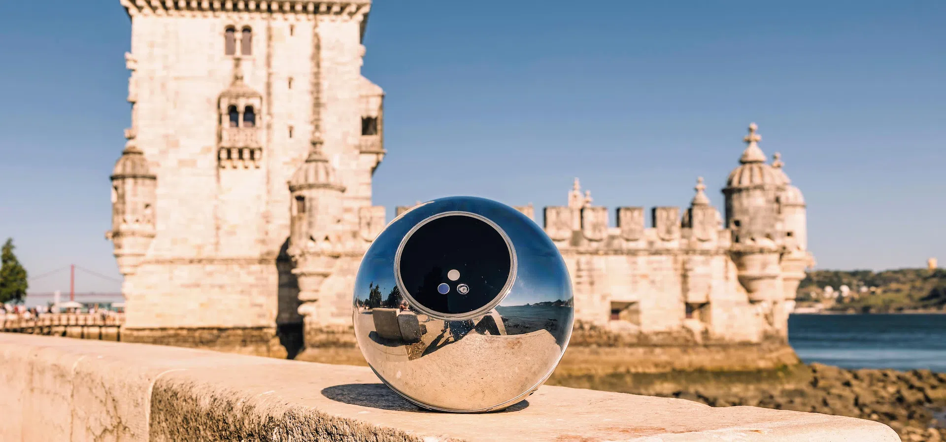Orb: Антиутопичното кълбо на Worldcoin, което сканира очните ябълки ...