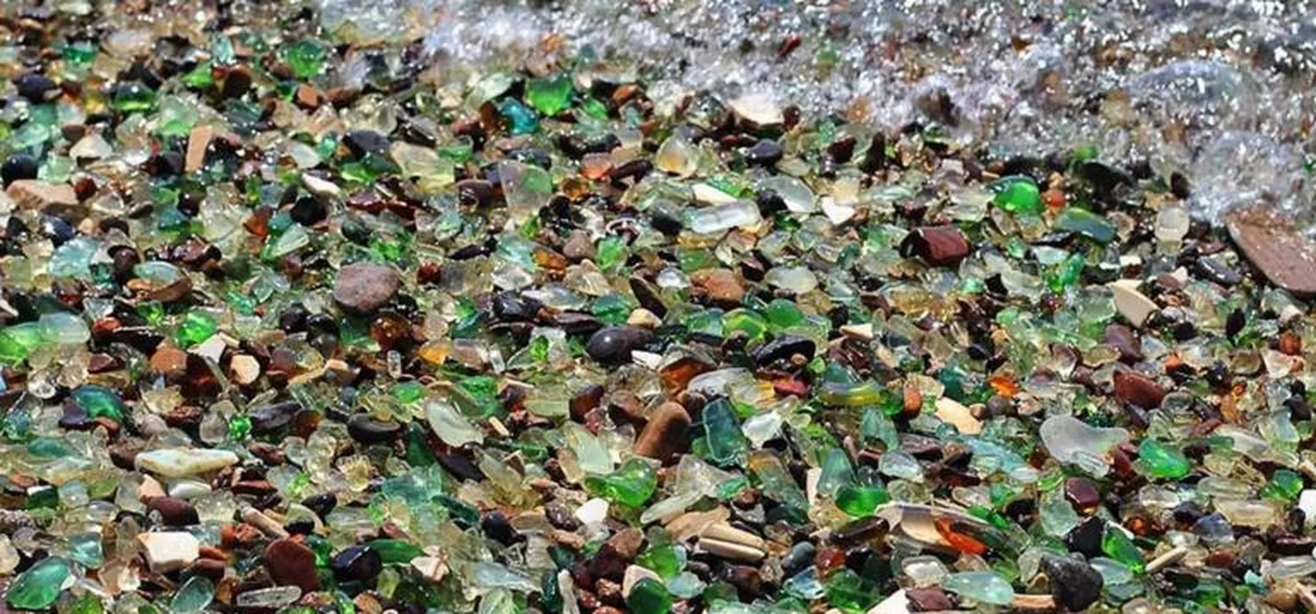 Когато природата поправя човешки грешки: стъклените плажове | Profit.bg