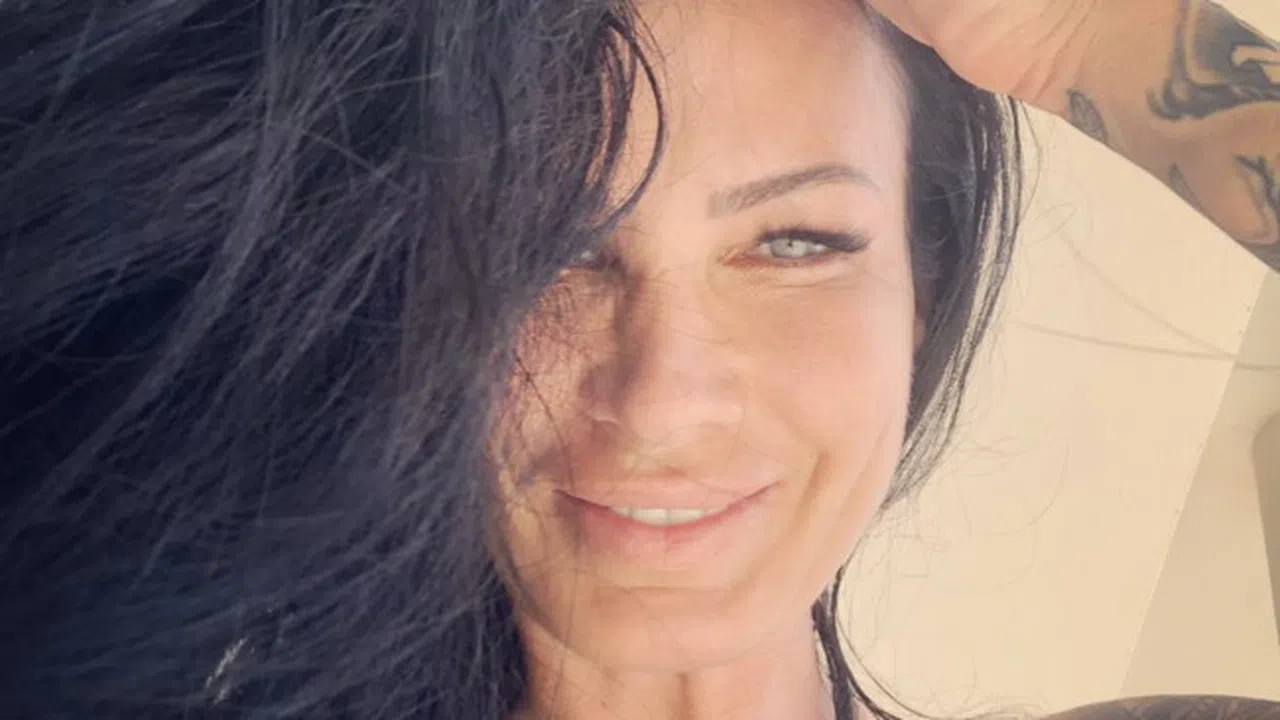 По гумени ботуши и с широка усмивка Цеци Красимирова показа краставиците си СНИМКИ Звезди