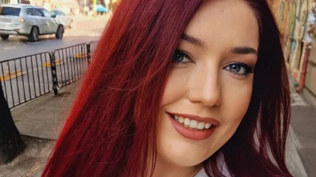Ухажори заливат с горещи предложения Пам от Ергенът Звезди Womanbg