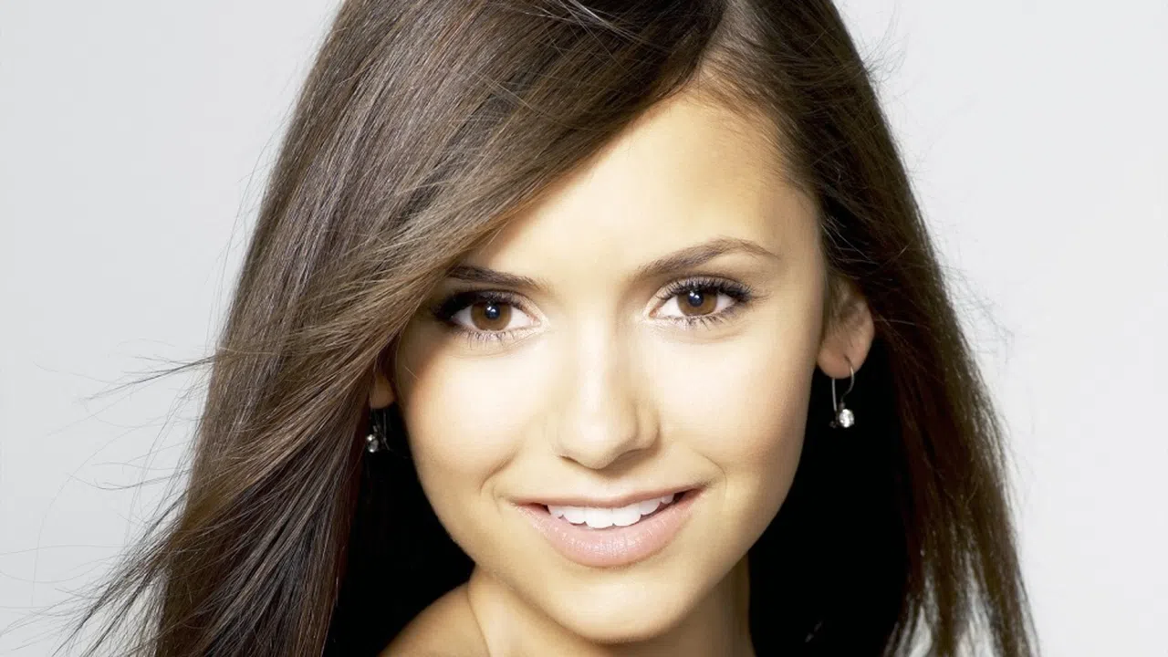 Нина Добрев пренесе ”Дневниците на вампира” в България Новини - woman.bg