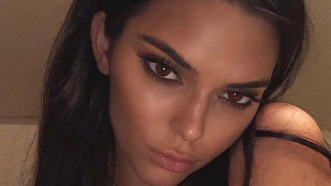 Кендъл Дженър по гола и изкусителна от всякога за корицата на Vogue Новини Woman Bg