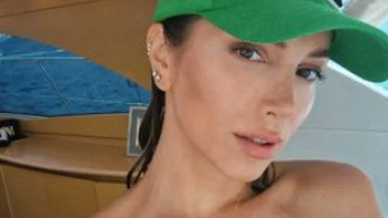 Алекс Богданска се щракна по цвете в Париж снимки Новини Womanbg