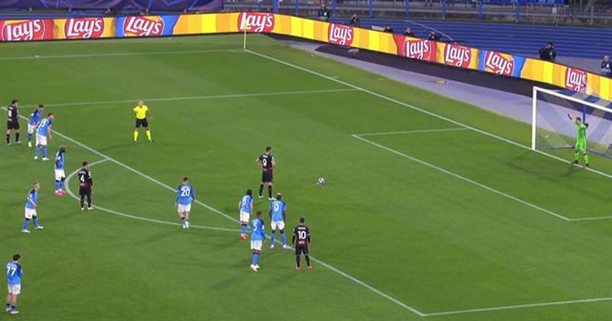 Falta de Mário Rui sobre Rafael Leão, mas Giroud desperdiça o penálti ...