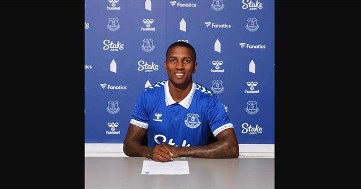 Oficial: Ashley Young assina com novo clube aos 38 anos! | A Bola