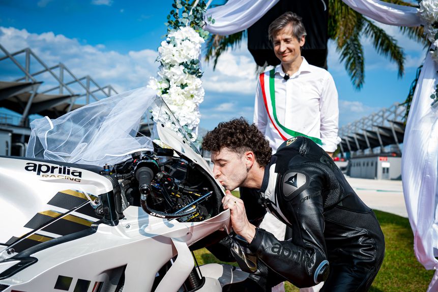 Casados de fresco! Bezzecchi renovou com Aprilia de forma original ...