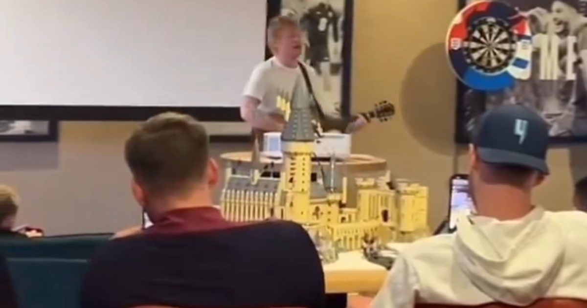 Vídeo: seleção inglesa brindada com mini concerto de Ed Sheeran | A Bola
