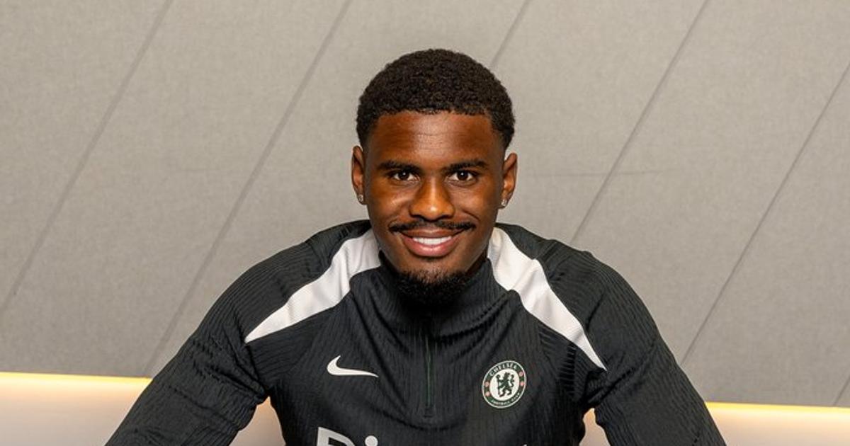 Mercado oficial: Chelsea anuncia prodígio neerlandês para a defesa | A Bola