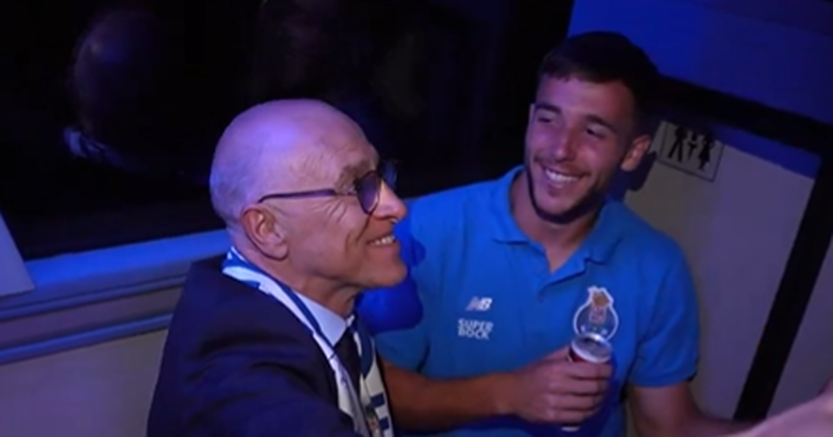 Os parabéns a Nélson Puga no autocarro do FC Porto (vídeo) | A Bola