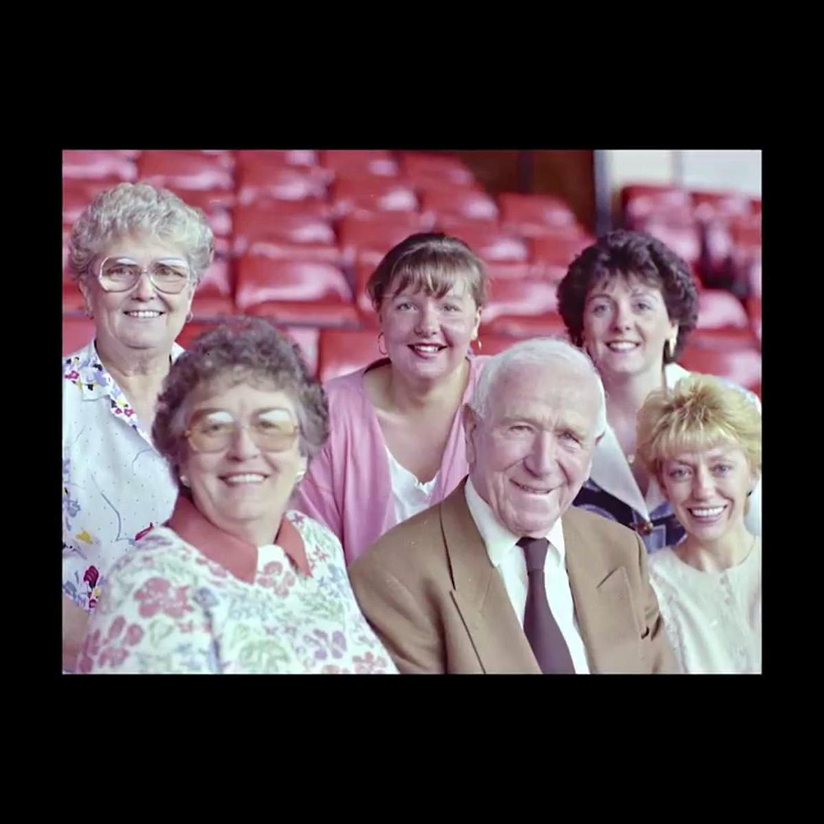 Man. United homenageia Kath Phipps | Abola.pt