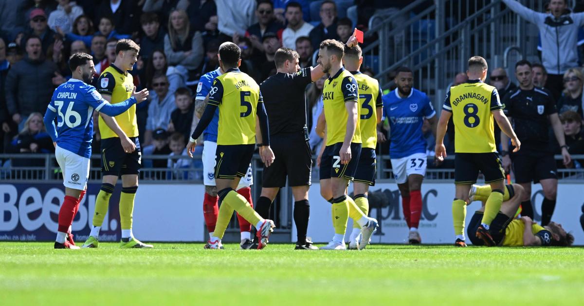 Garrafa atirada ao árbitro após expulsão polémica no Championship | A Bola