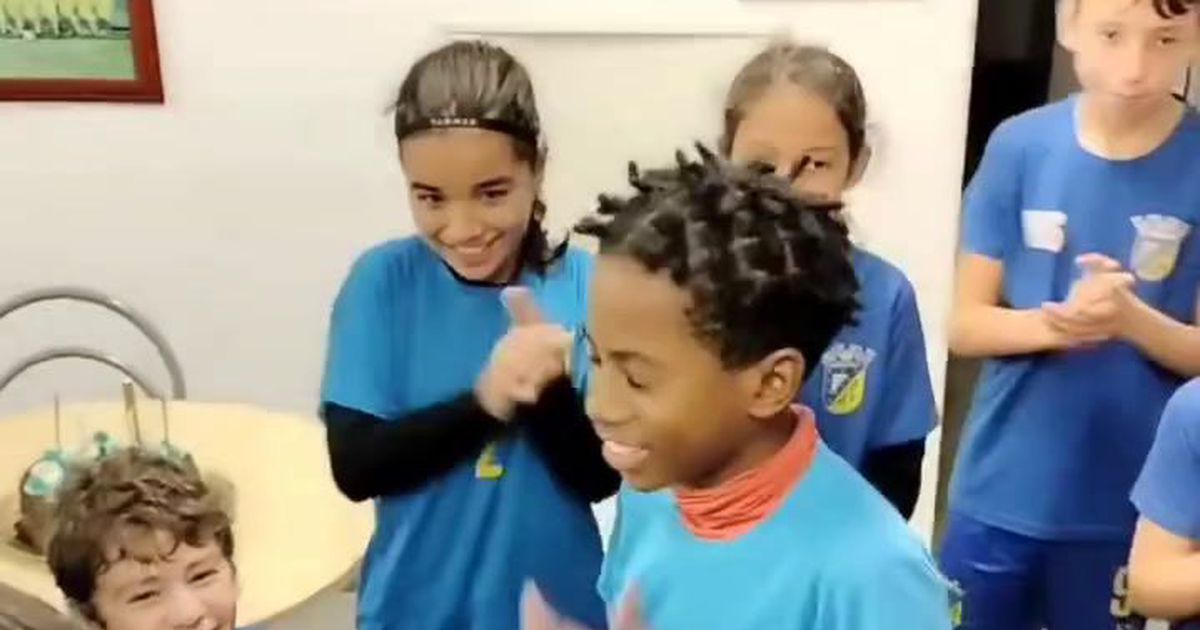 O momento comovente em que Wayami descobriu que já está inscrito para jogar futebol (vídeo) | A Bola