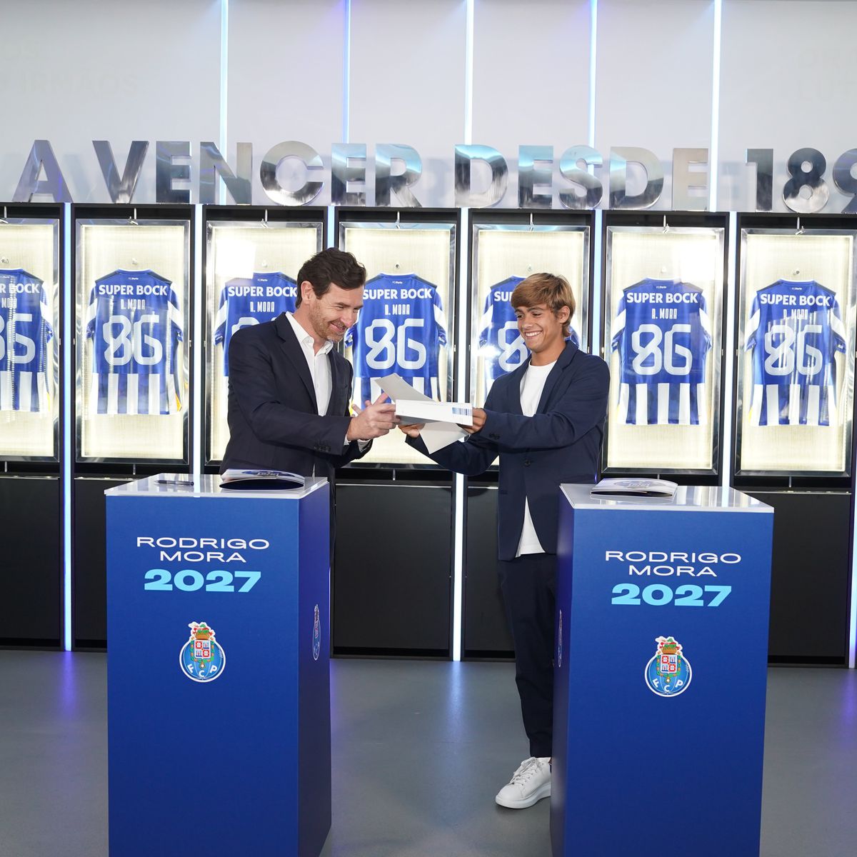 Comentários - Oficial: Rodrigo Mora renova com o FC Porto | Abola.pt