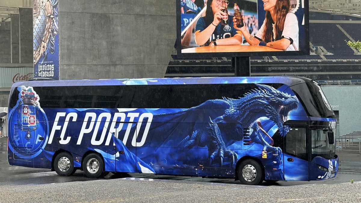 Fotogaléria - Fotos: veja o novo visual do autocarro do FC Porto | Abola.pt