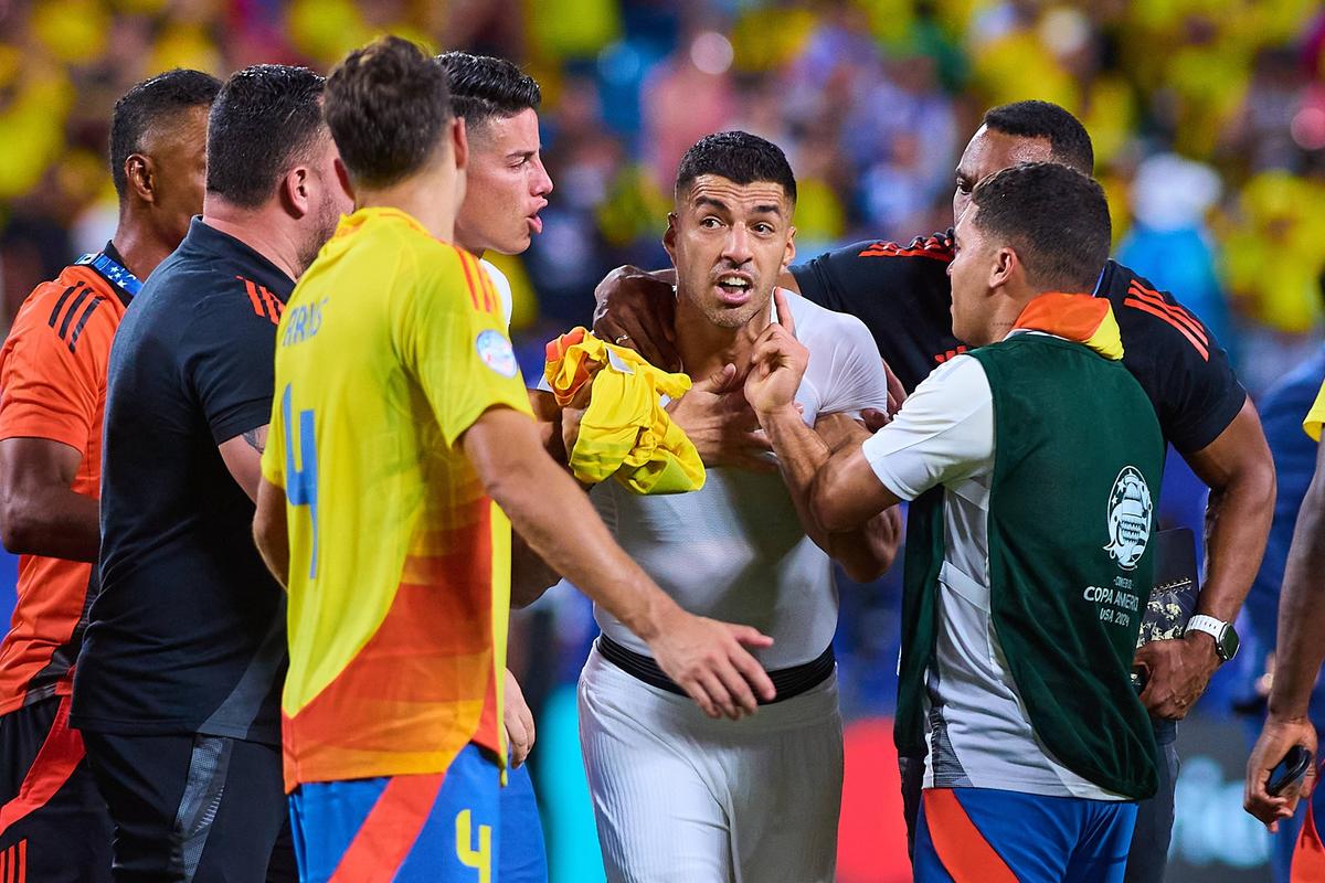 Comentários - Vídeo: Suárez 'pausa' discussão para cumprimentar James ...
