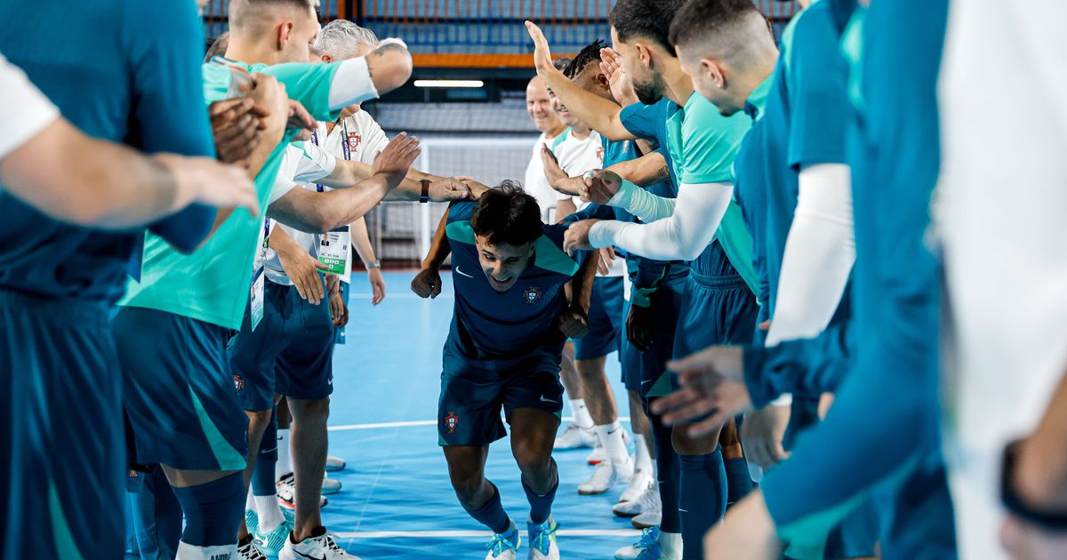 A praxe a Lúcio Rocha no treino da Seleção (fotogaleria) | A Bola