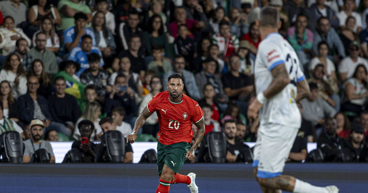 Que desperdício num jogo de lendas: Em quantas equipas Quaresma ainda ...