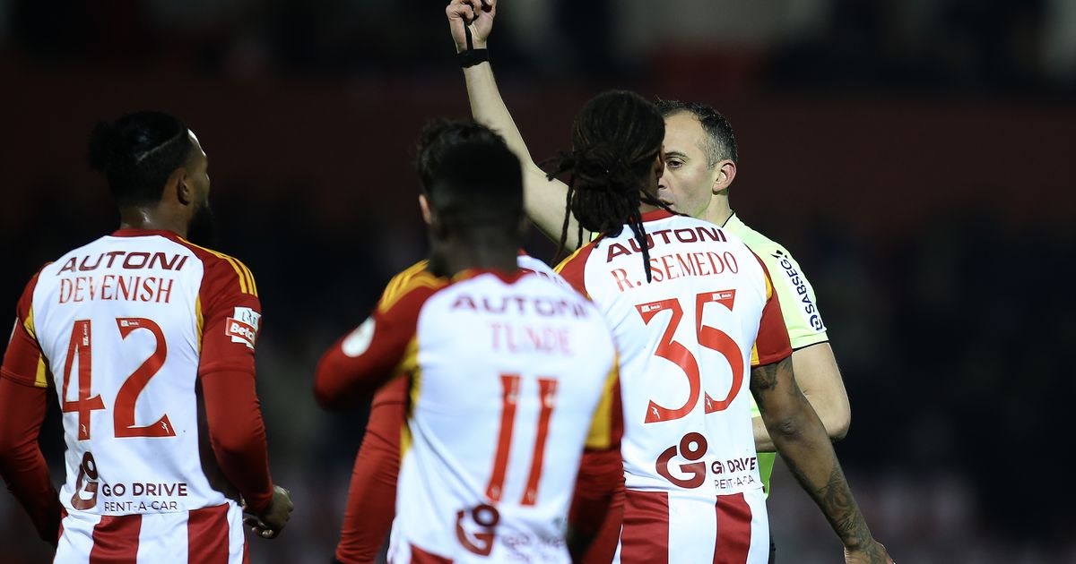 Que violência! Entrada vale expulsão no Aves SAD-Arouca aos 3 minutos ...