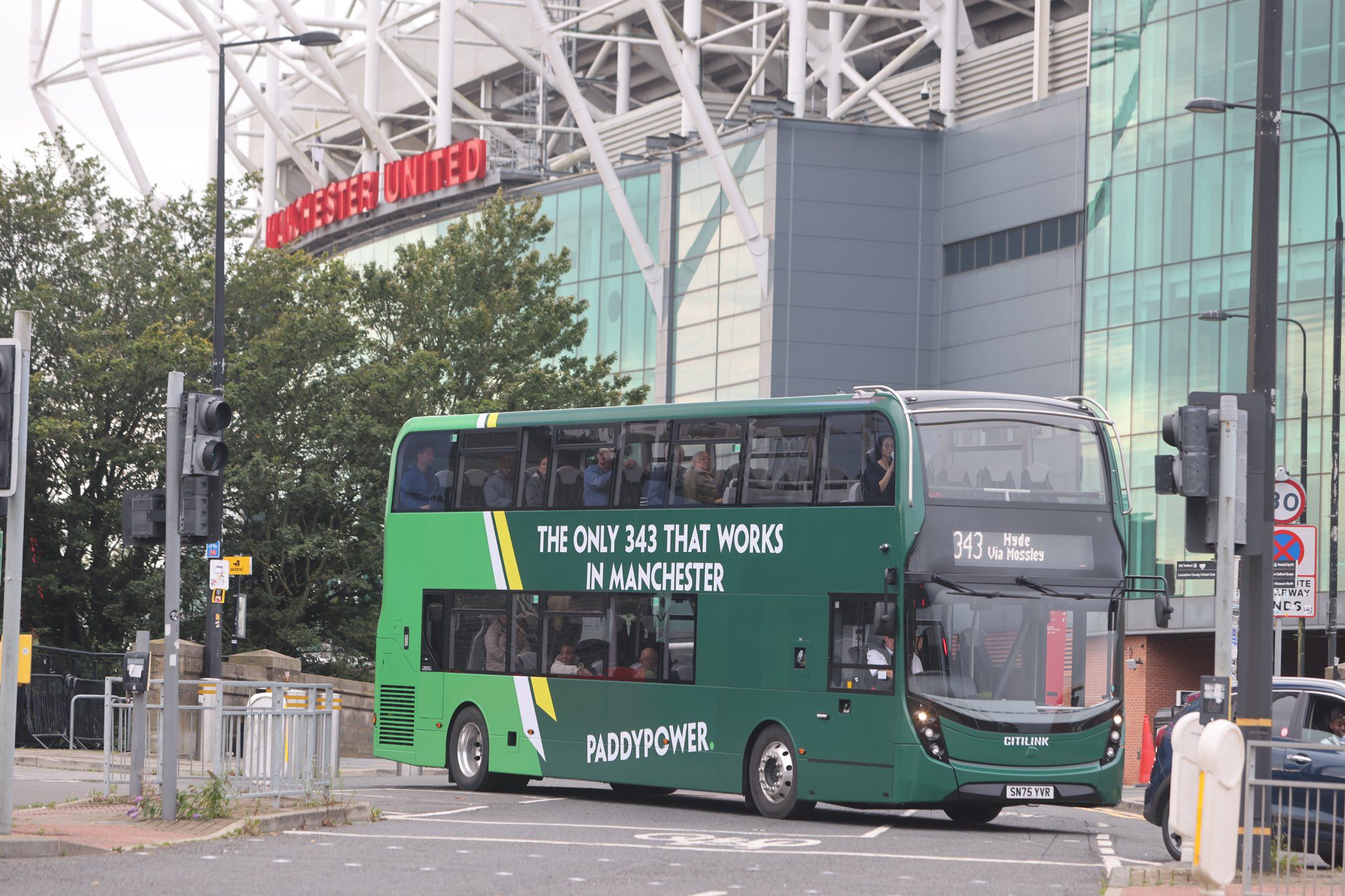 «O único 343 que funciona em Manchester»: mensagem em autocarro para Amorim