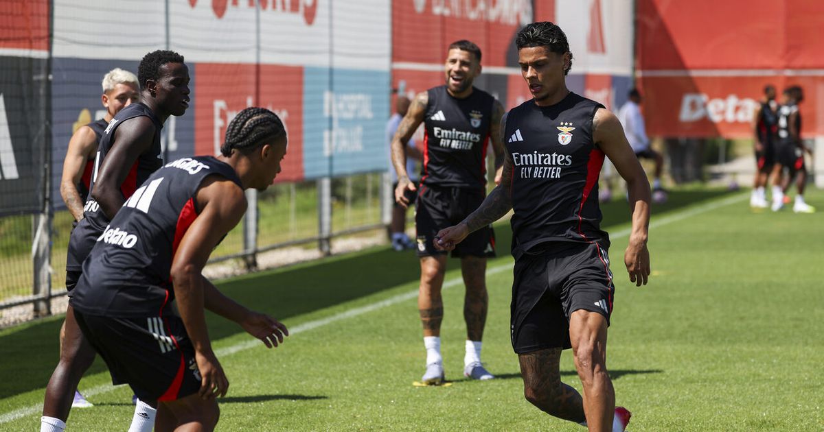Richard Ríos acelera no primeiro treino de Benfica (fotos) | A Bola