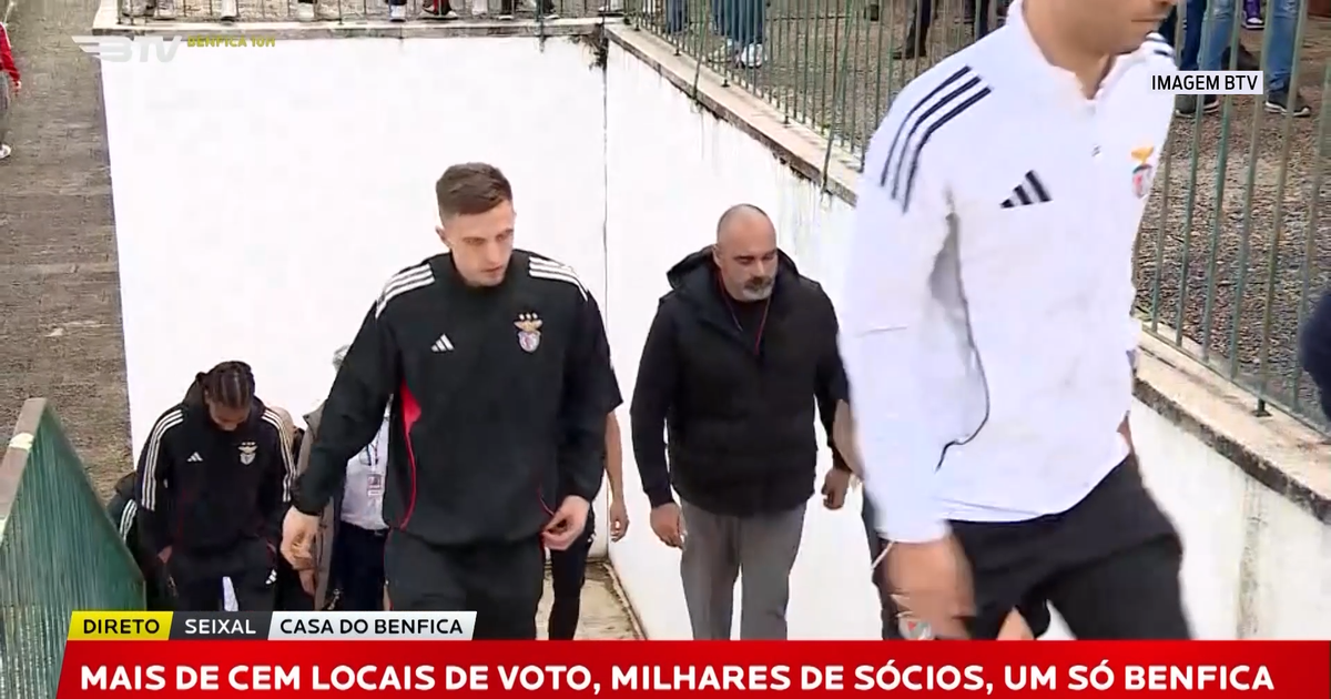 Jogadores e equipa técnica votaram na Casa do Benfica do Seixal | A Bola