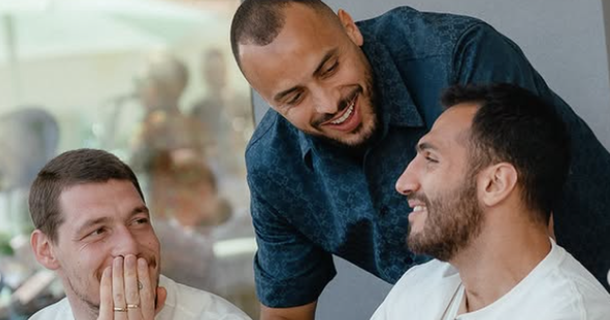 Arthur Cabral reuniu o plantel do Benfica (as imagens) | A Bola