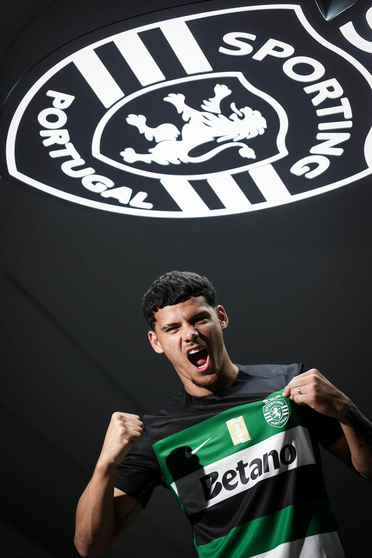 «Estou onde quero estar», diz Maxi Araújo na oficialização pelo ...