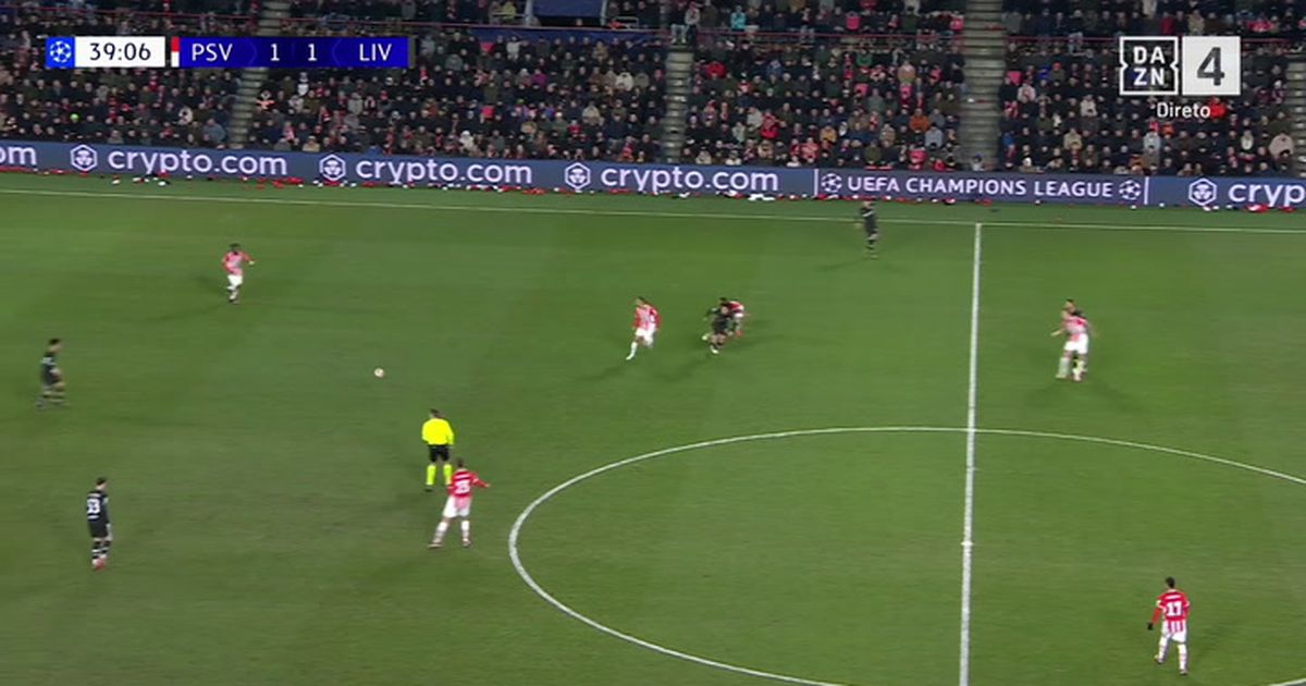 De uma baliza à outra: Elliott faz o segundo do Liverpool (vídeo) | A Bola