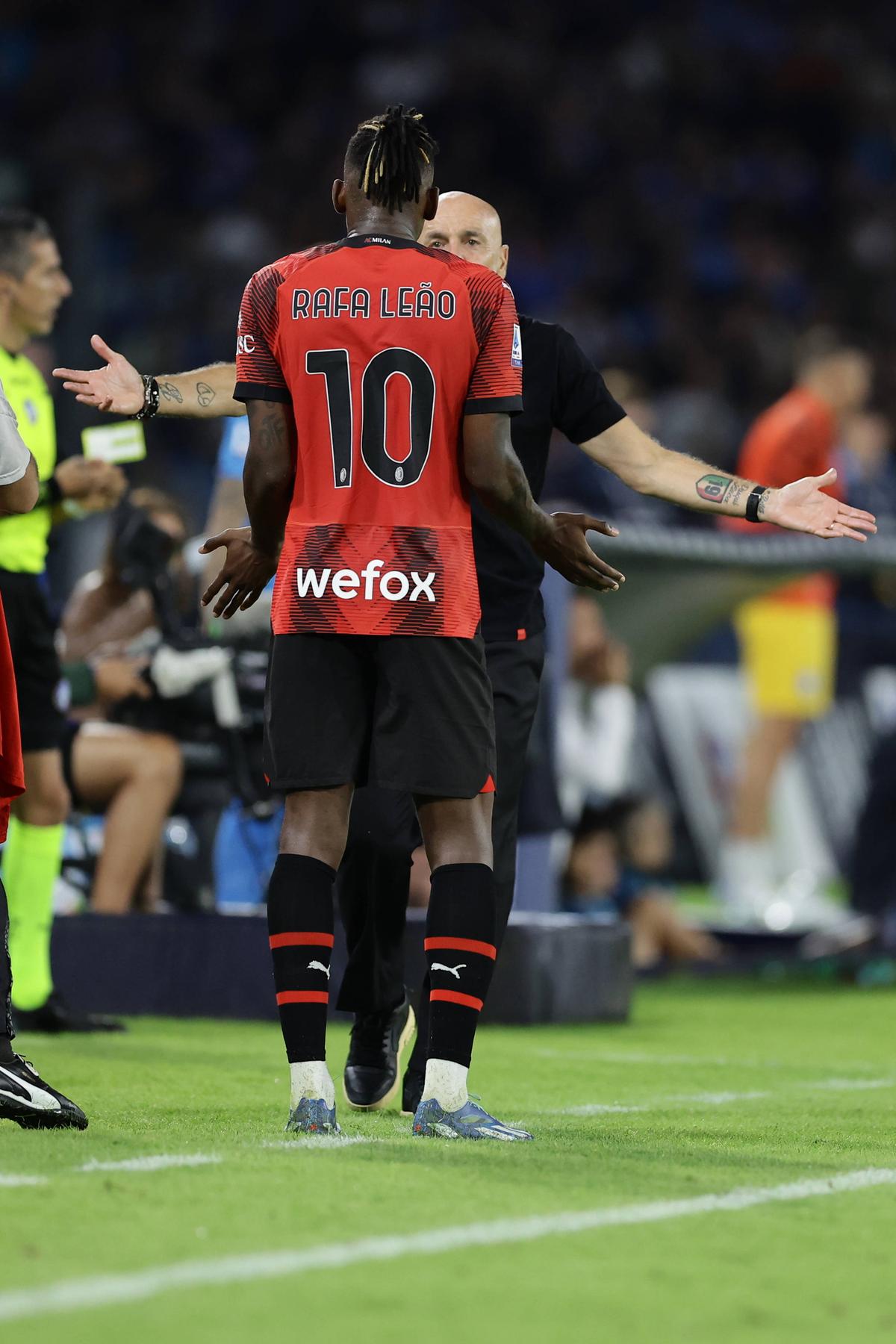 Comentários - Vídeo: o momento em que Rafael Leão questiona o treinador ...