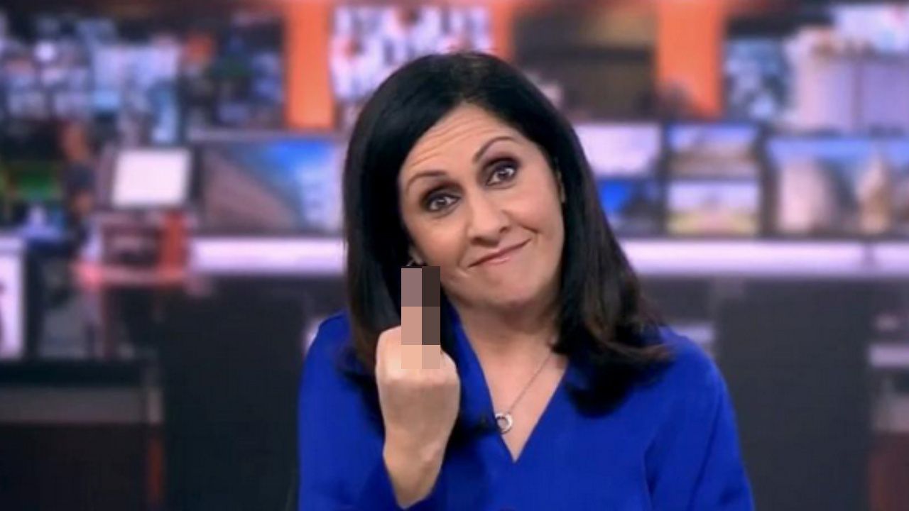 Водеща на новинарска емисия размаха среден пръст в директен ефир