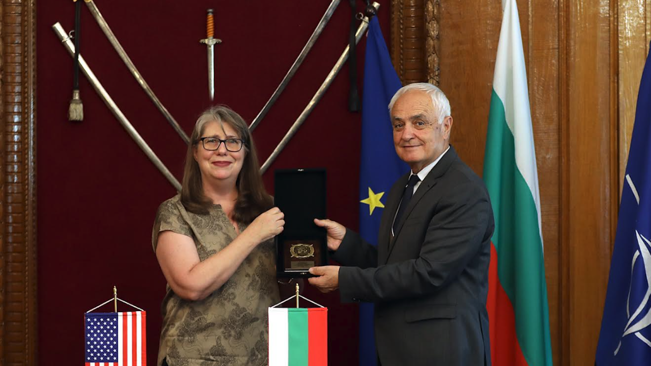 Министър Запрянов награди зам посланика на САЩ Новини бг