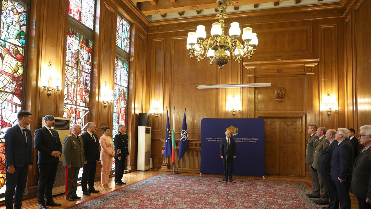 Министър Запрянов отличи военнослужещи и цивилни служители за принос към военно образователната