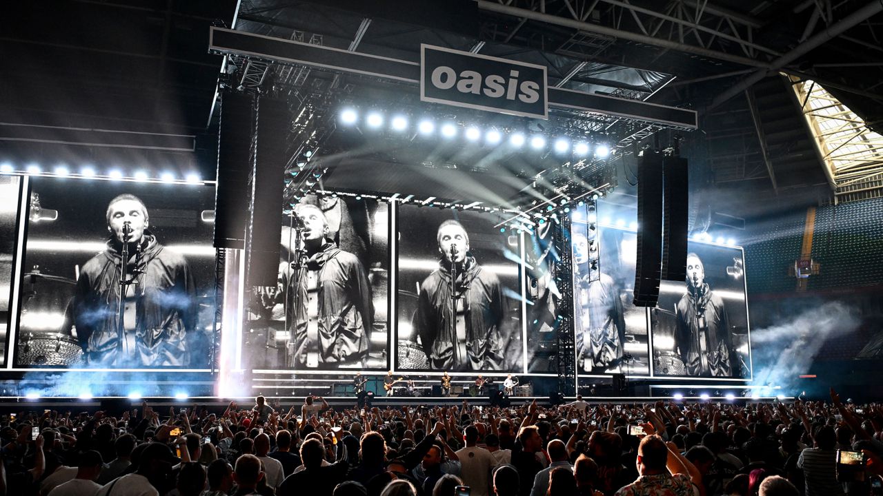 Мъж почина след падане по време на концерт на Oasis в Лондон Новини бг
