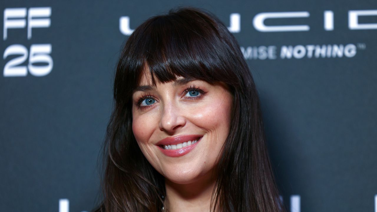 Обвързана ли е отново Дакота Джонсън | Новини.бг