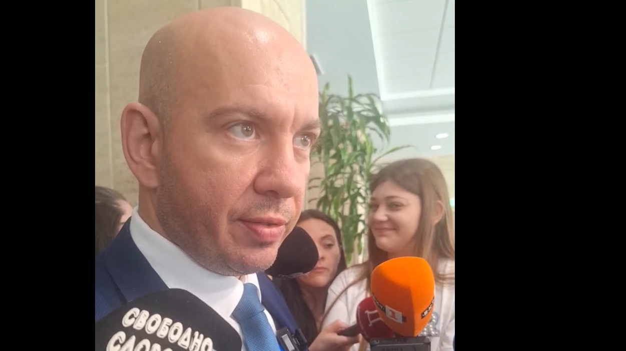 Депутат от „Възраждане“ влезе в сблъсък с медиите в парламента Няма да ви отговарям на