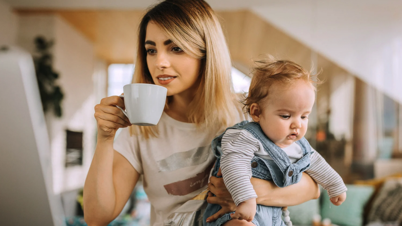 Обезщетенията за майчинство спират при работа на допълнителен договор Новини бг