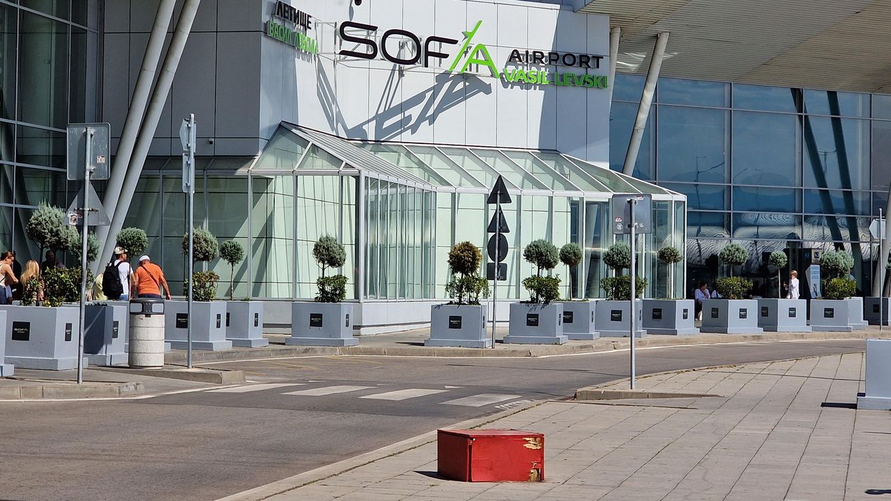 Бой на летището в София Един мъж е задържан а друг е в болница Новини бг