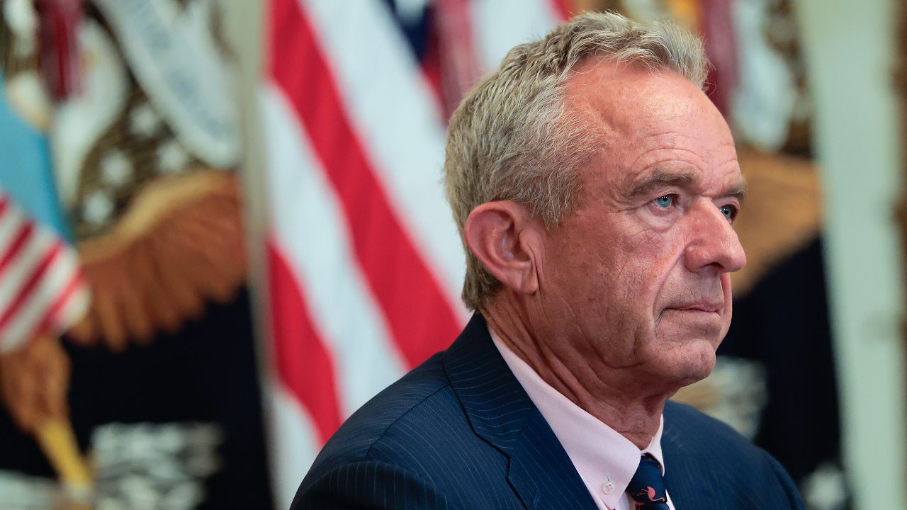 Кенеди нареди да се провери има ли връзка между лекарствата за смяна на пола и масовите стрелби