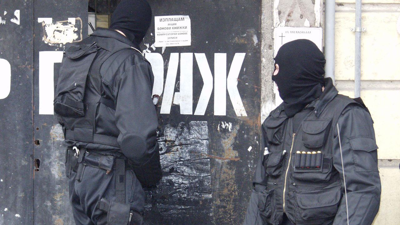 Закопчаха ченге за имотни измами Новини бг