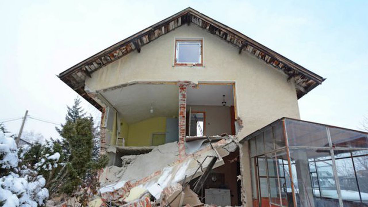 Събориха изцяло къщата срутила се върху строители в Симеоново Новини бг