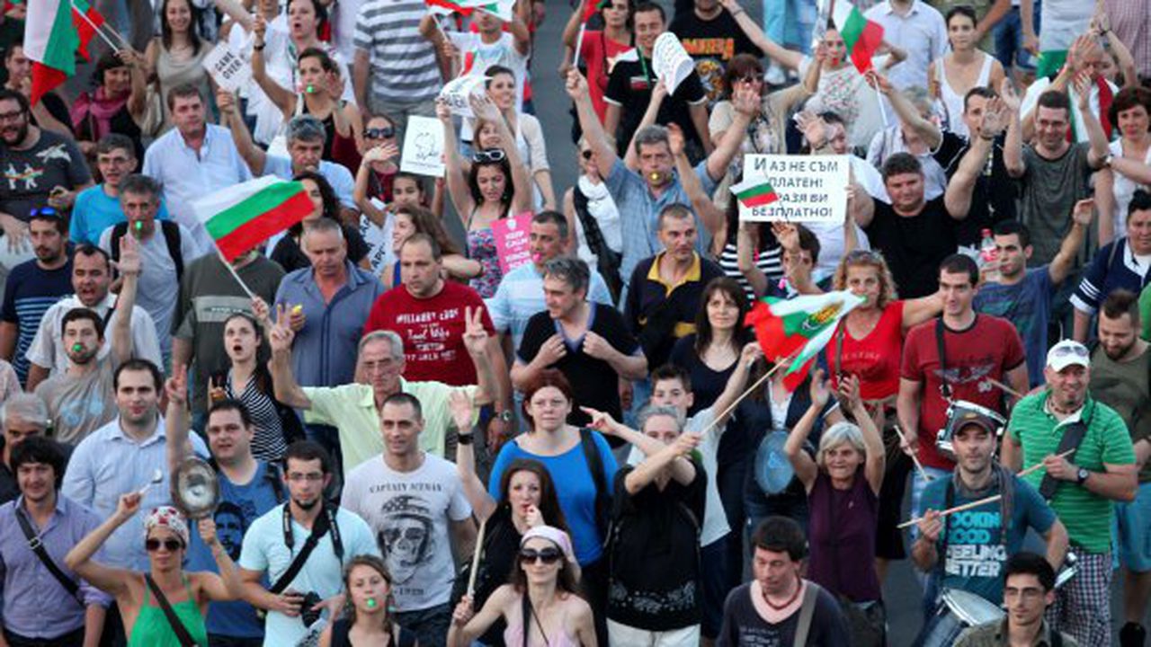 Протестиращи нахлуха в Областната управа във Варна галерия Новини бг