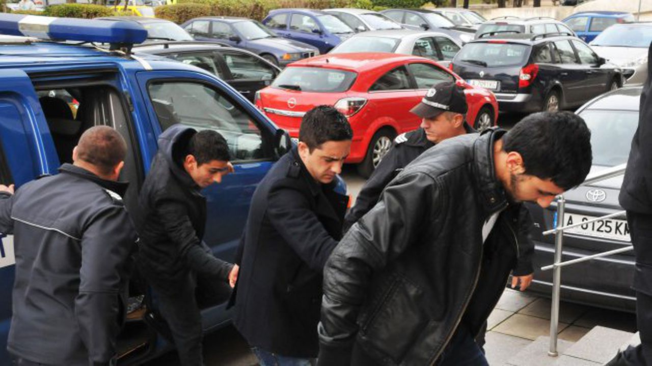 Добро настроение и вериги за тримата сирийци задържани за тероризъм видео Новини бг