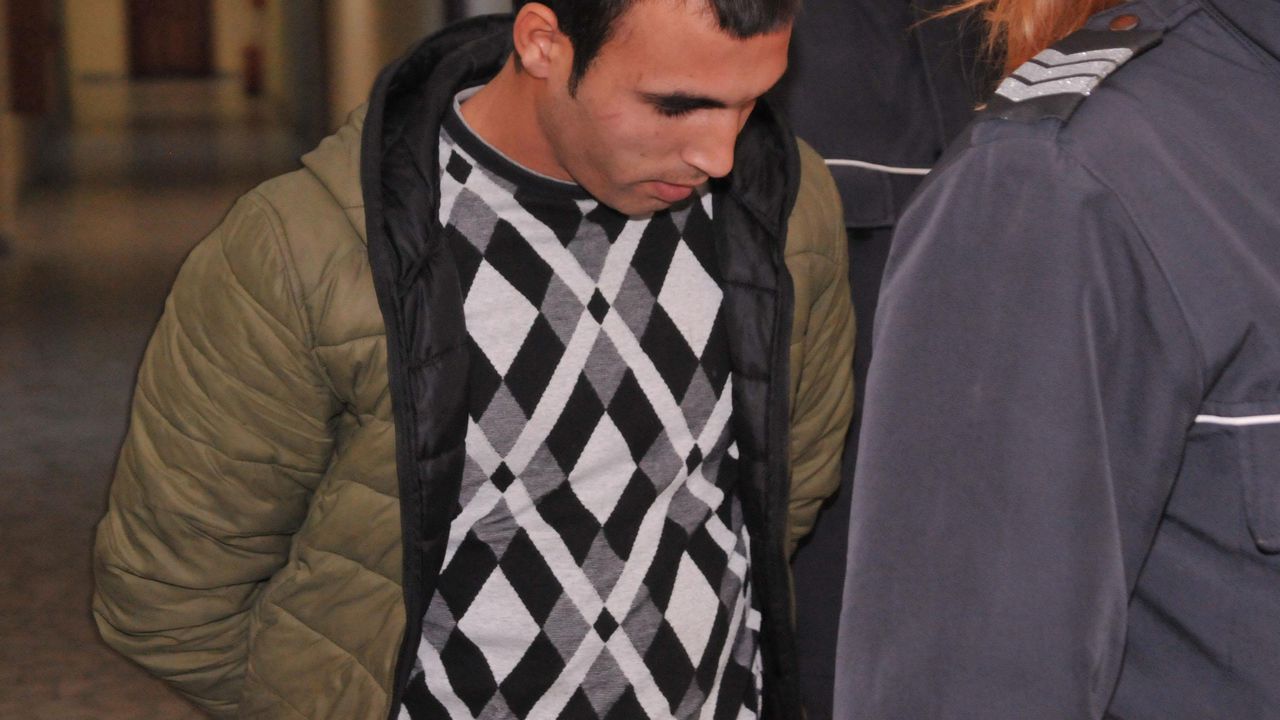 Оставиха в ареста мъжа разцепил главата на съселянин с брадва снимки Новини бг