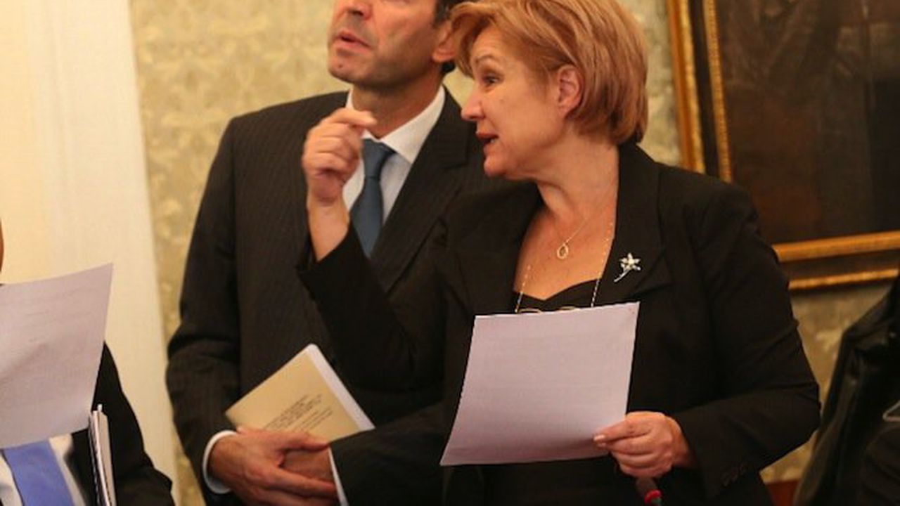 Менда Стоянова Искров подава оставка на 19 юни иначе ще го набия Новини бг