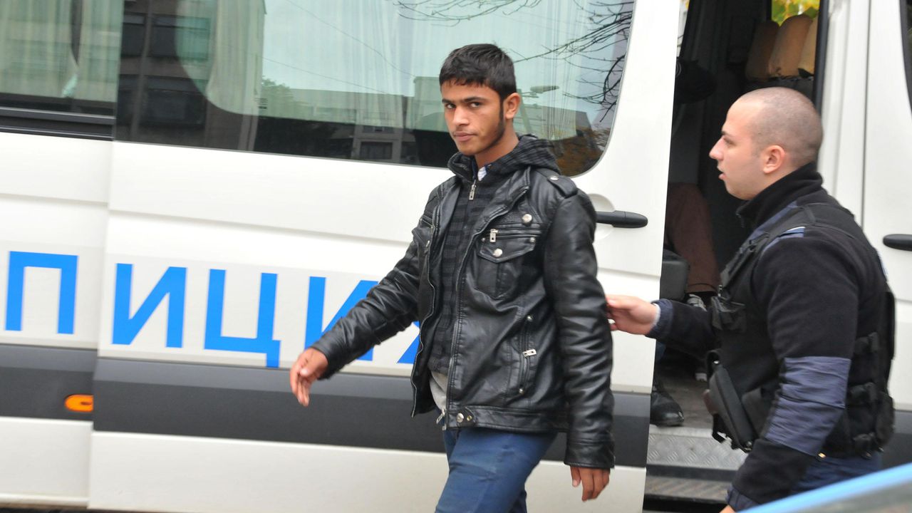 Задържаха трима бежанци на Тракия Новини бг