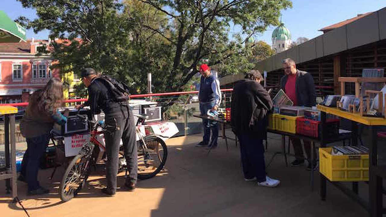 Стотици меломани посетиха първия SOFIA VINYL FEST на Женски пазар ...