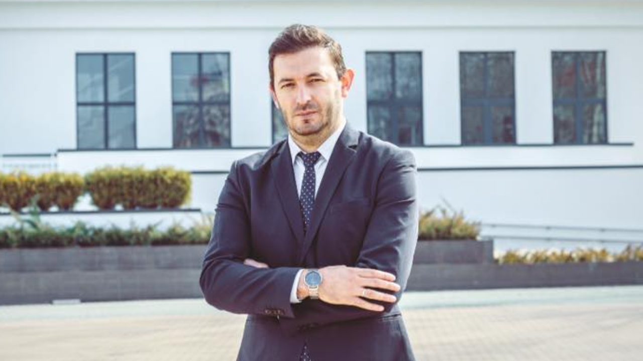 Появи се запис на разговор как се разпределят обществени поръчки в София на него Барбутов