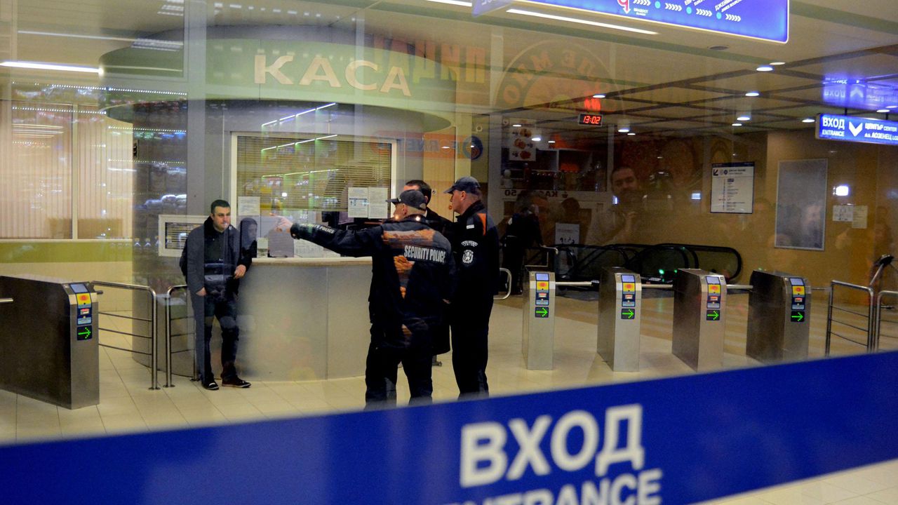 Човек скочи на релсите в столичното метро | Новини.бг