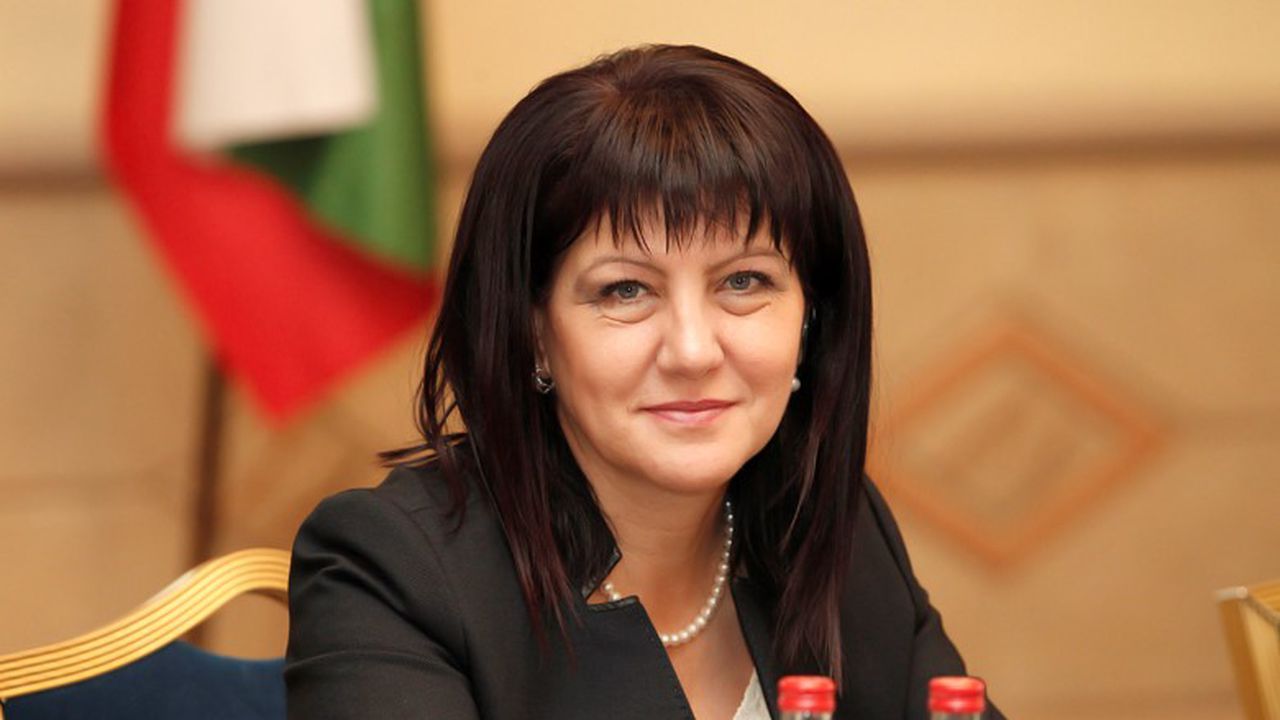 Караянчева ще участва в тържествена заря проверка в Бяла по случай 141 години от Освобождението